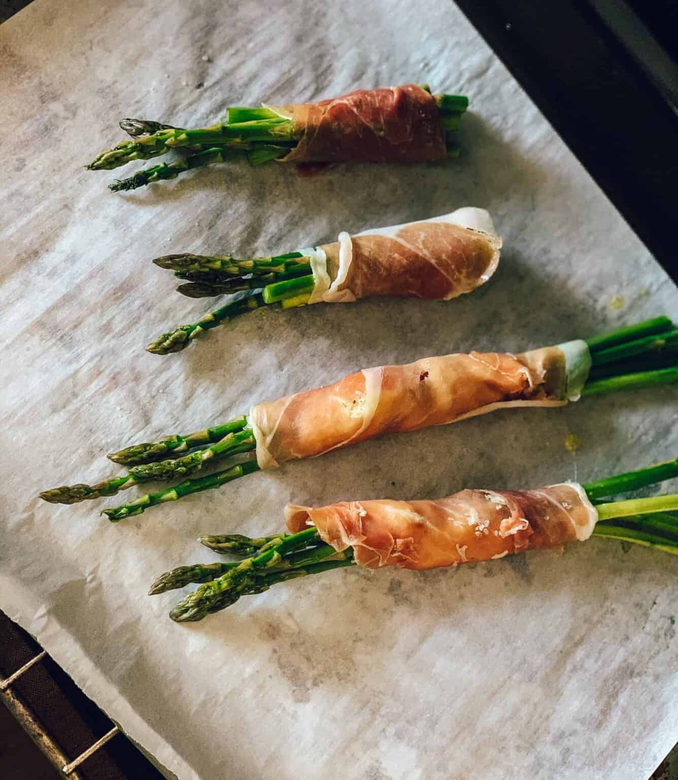 Rouleaux d'asperges gratinés avec prosciutto et cheddar fumé - Urbaine City