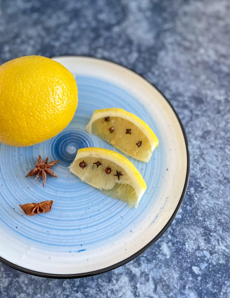 Classic hot grog recipe with honey, lemon & cloves (anti-flu) - Urbaine ...