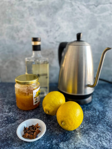 Classic hot grog recipe with honey, lemon & cloves (anti-flu) - Urbaine ...