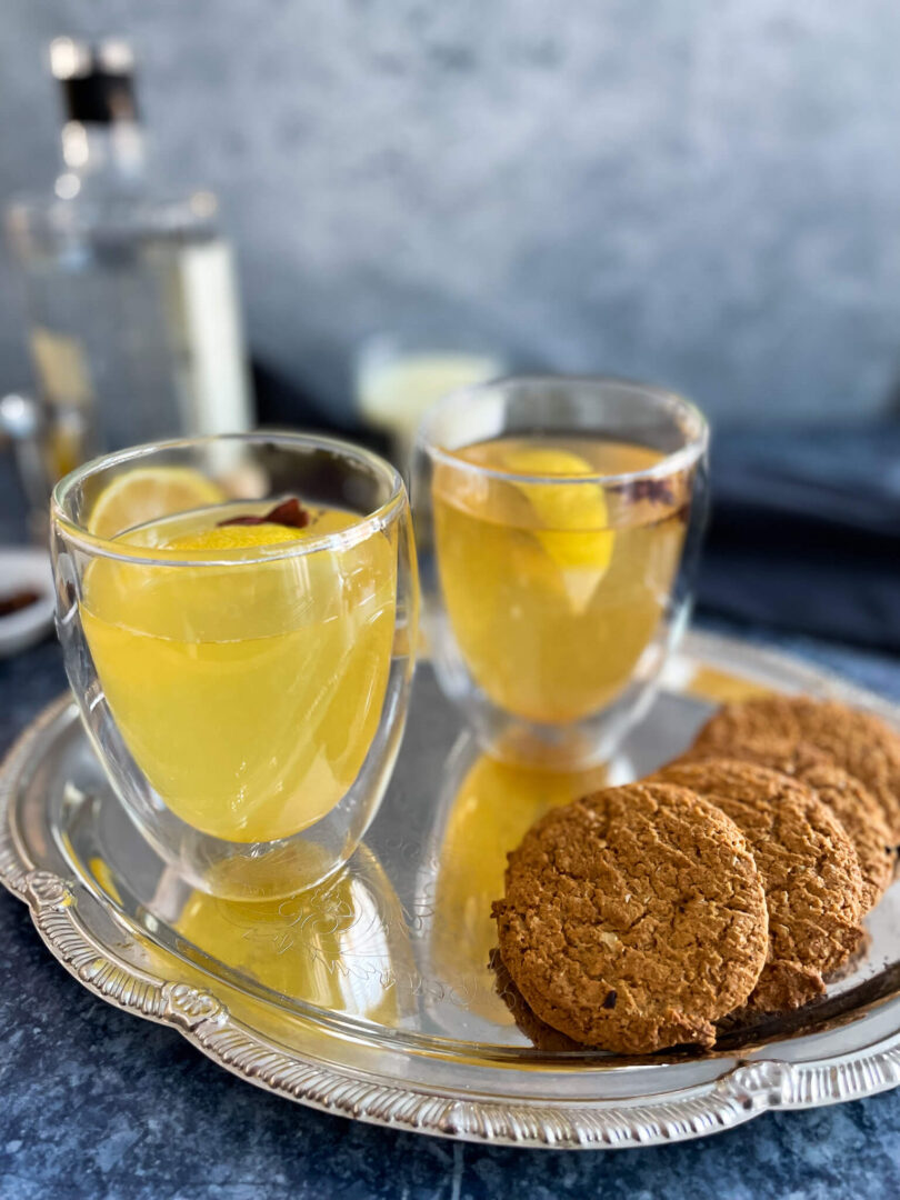 Classic hot grog recipe with honey, lemon & cloves (anti-flu) - Urbaine ...