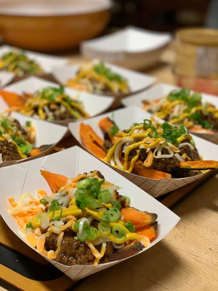 Frites de patates douces au chili (aka la poutine texane) - Urbaine City