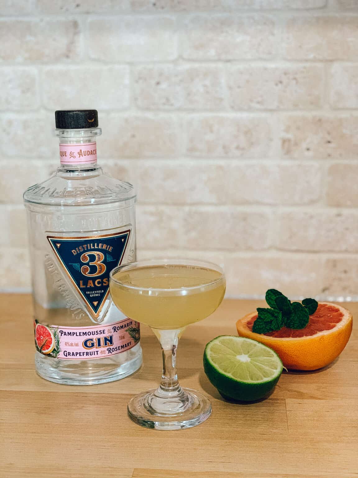 Cocktail au gin Pamplemousse et Romarin de la Distillerie 3 Lacs ...
