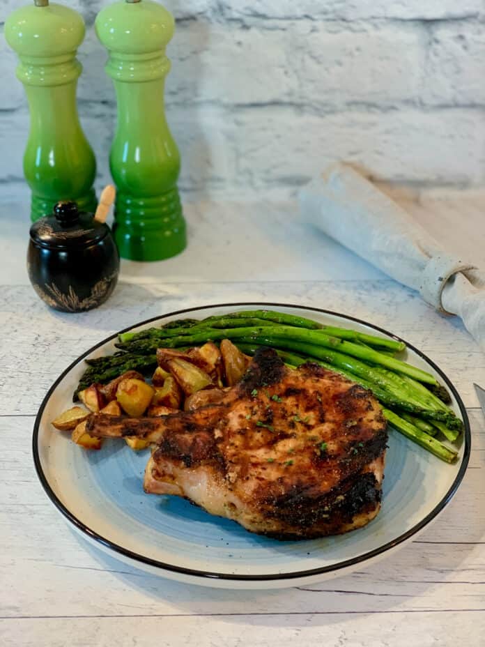 Côtelettes de porc grillées, moutarde de Dijon et herbes de Provence ...