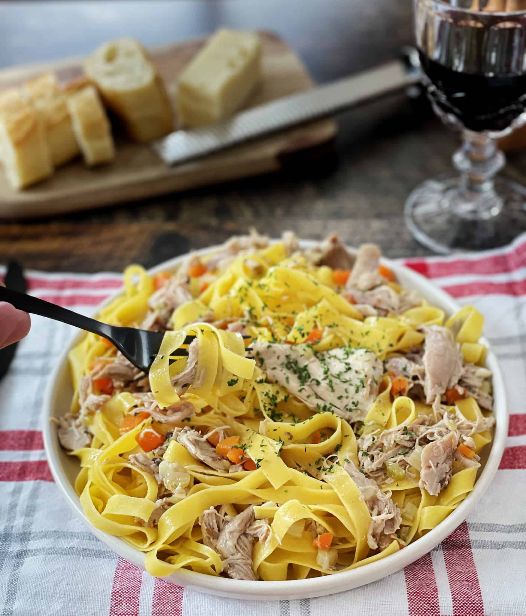 Pâtes au dindon braisé et effiloché: recette facile - Urbaine City